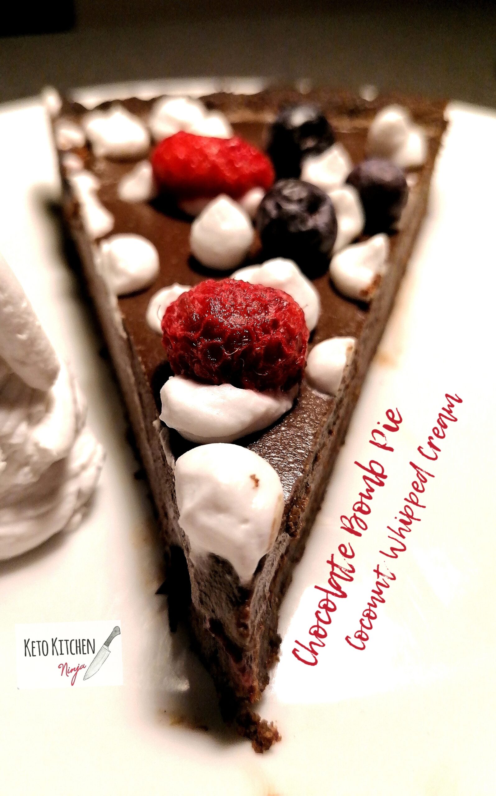 Choc Bomb Pie με σαντιγί από κρέμα καρύδας, χωρίς γαλακτοκομικά - Keto ...